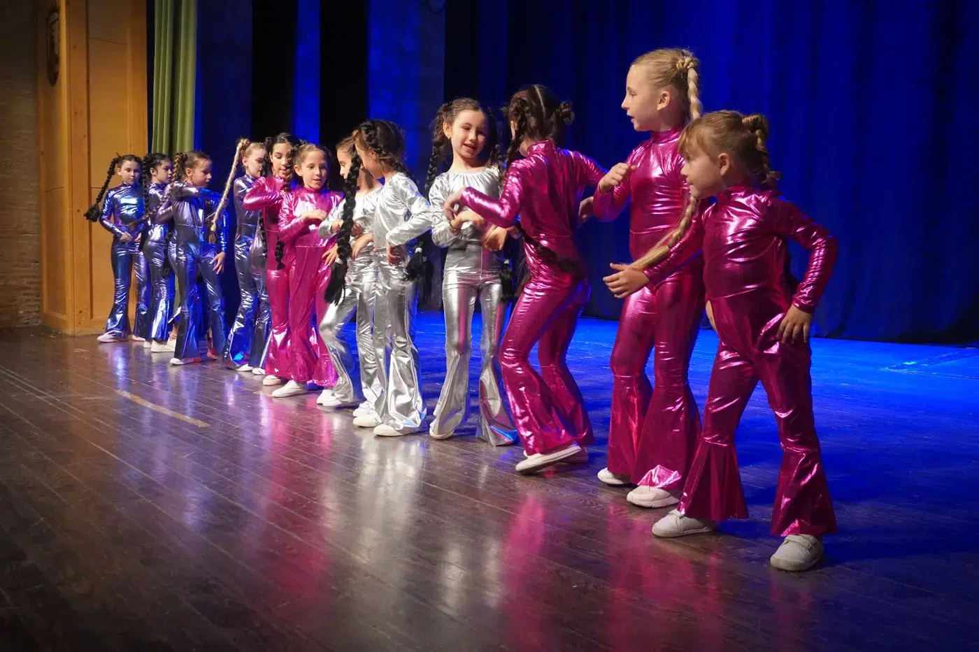 Torrijos disfruta de un dinámico espectáculo de baile moderno y zumba ...