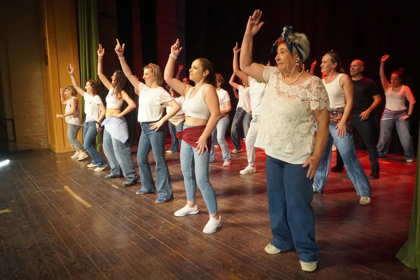 Torrijos disfruta de un dinámico espectáculo de baile moderno y zumba ...