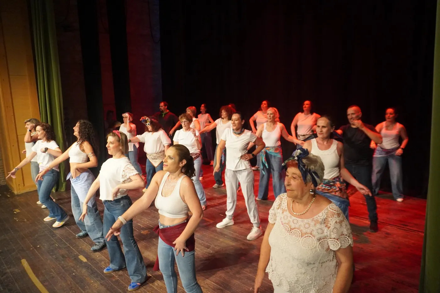 Torrijos disfruta de un dinámico espectáculo de baile moderno y zumba ...